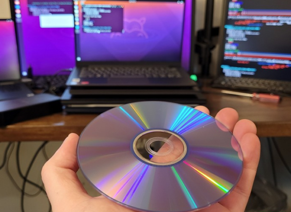 然而，他最近没有太多的时间投入到这个工作中，因为他的Linux I/O板上还有更重要的事情，更何况他同时还受雇于Facebook。