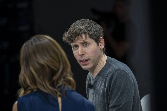 Sam Altman 和 Emily Chang对话